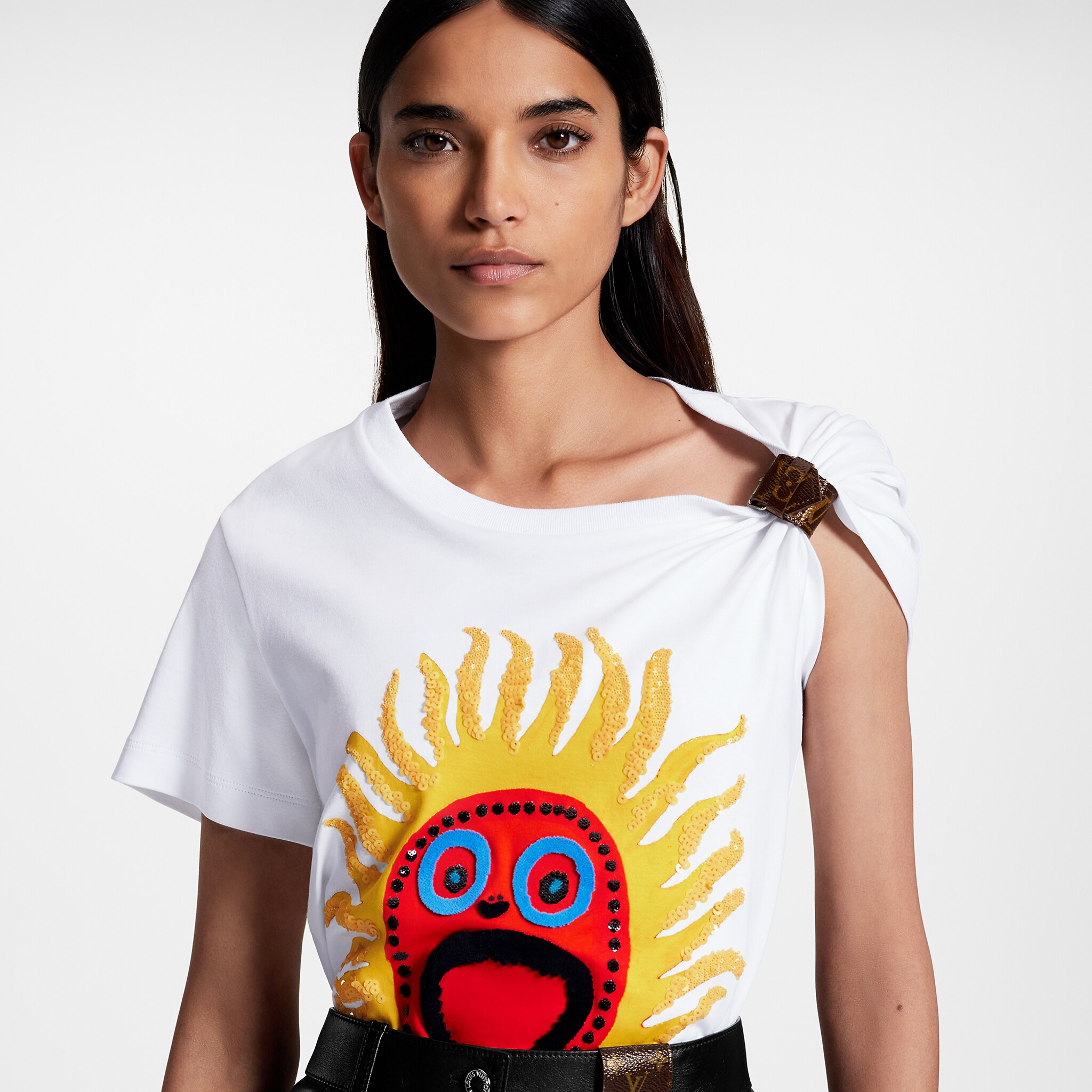 LV × YK サンプリントバックルスリーブTシャツ ｜ルイ・ヴィトン 公式サイト - 1AB86L